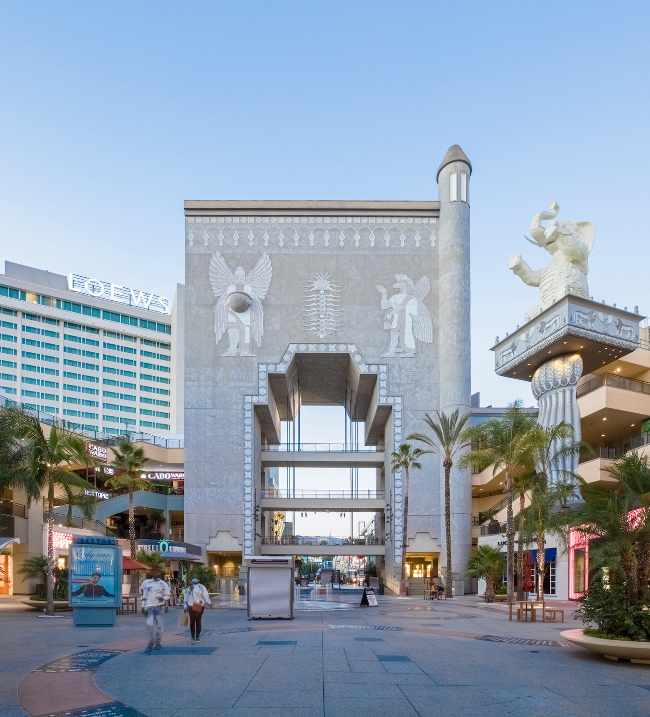 Arch Sculpture at Hollywood and Highland Open Air Mall and Courtyard ...