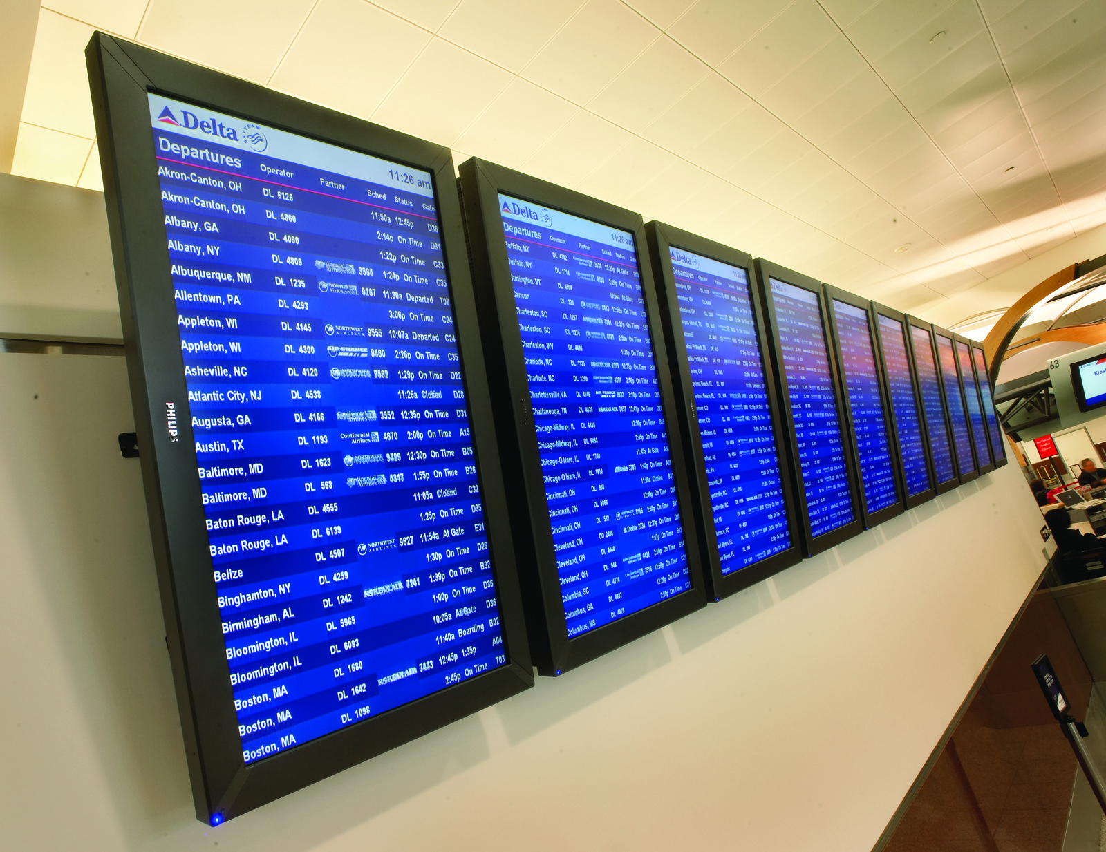 Chief mounting atlanta airport delta signage | Chief