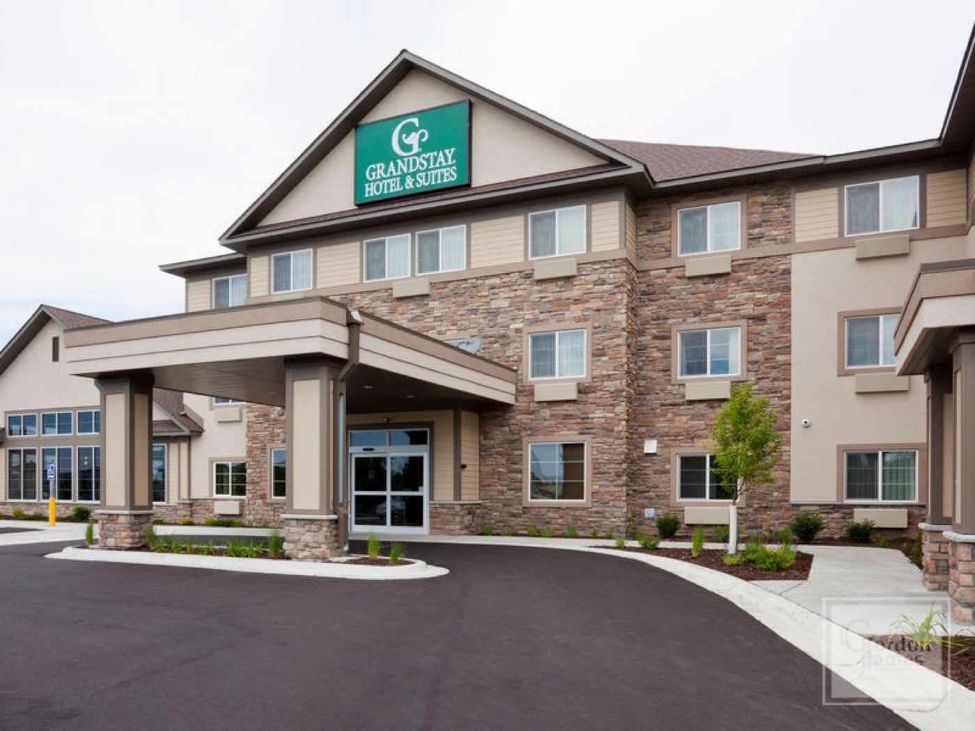 Delano Grandstay Hotel | Gordon James