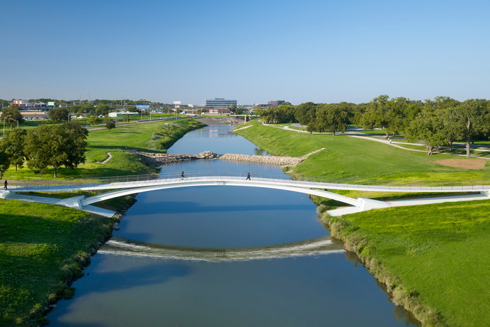 Phyllis J. Tilley Memorial Pedestrian Bridge | Feeney Inc.