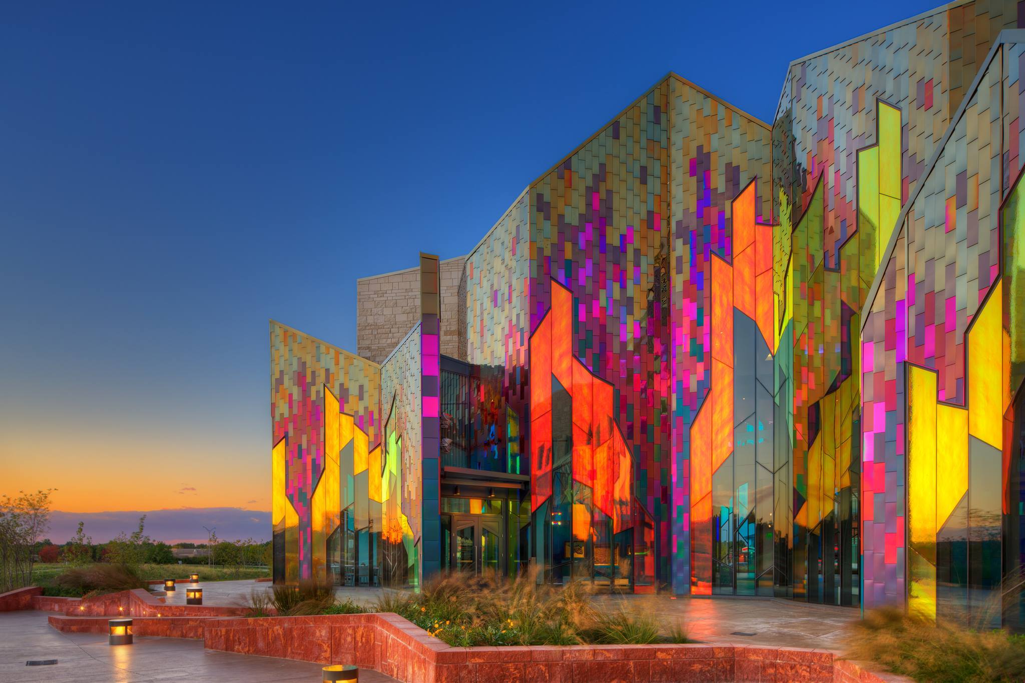 Glodray Glass Museum at Prairiefire Dichroic Laminated Glass Exterior ...