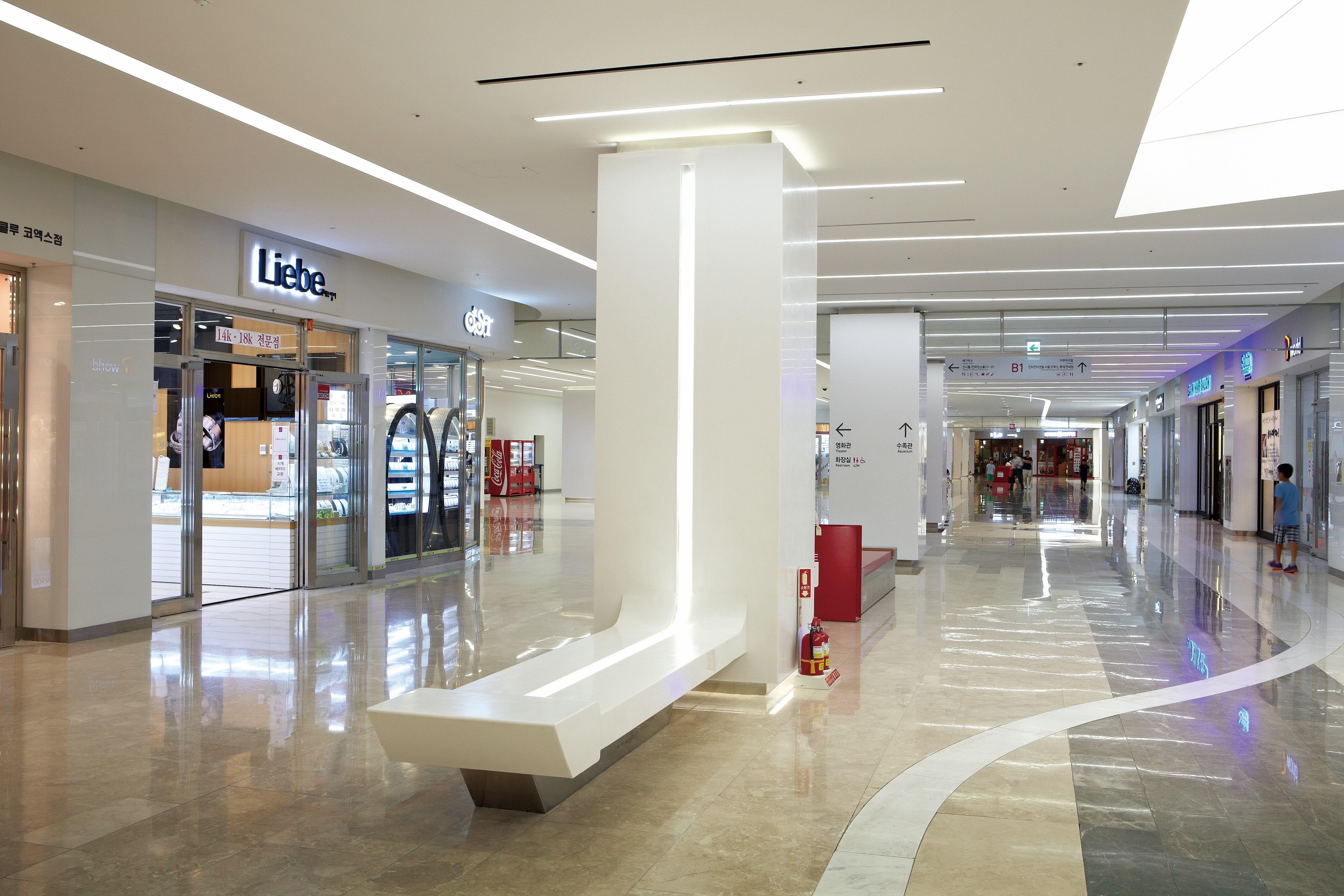 Hanex Solid Surfaces Corridor Bench Seating | Hyundai L&C USA