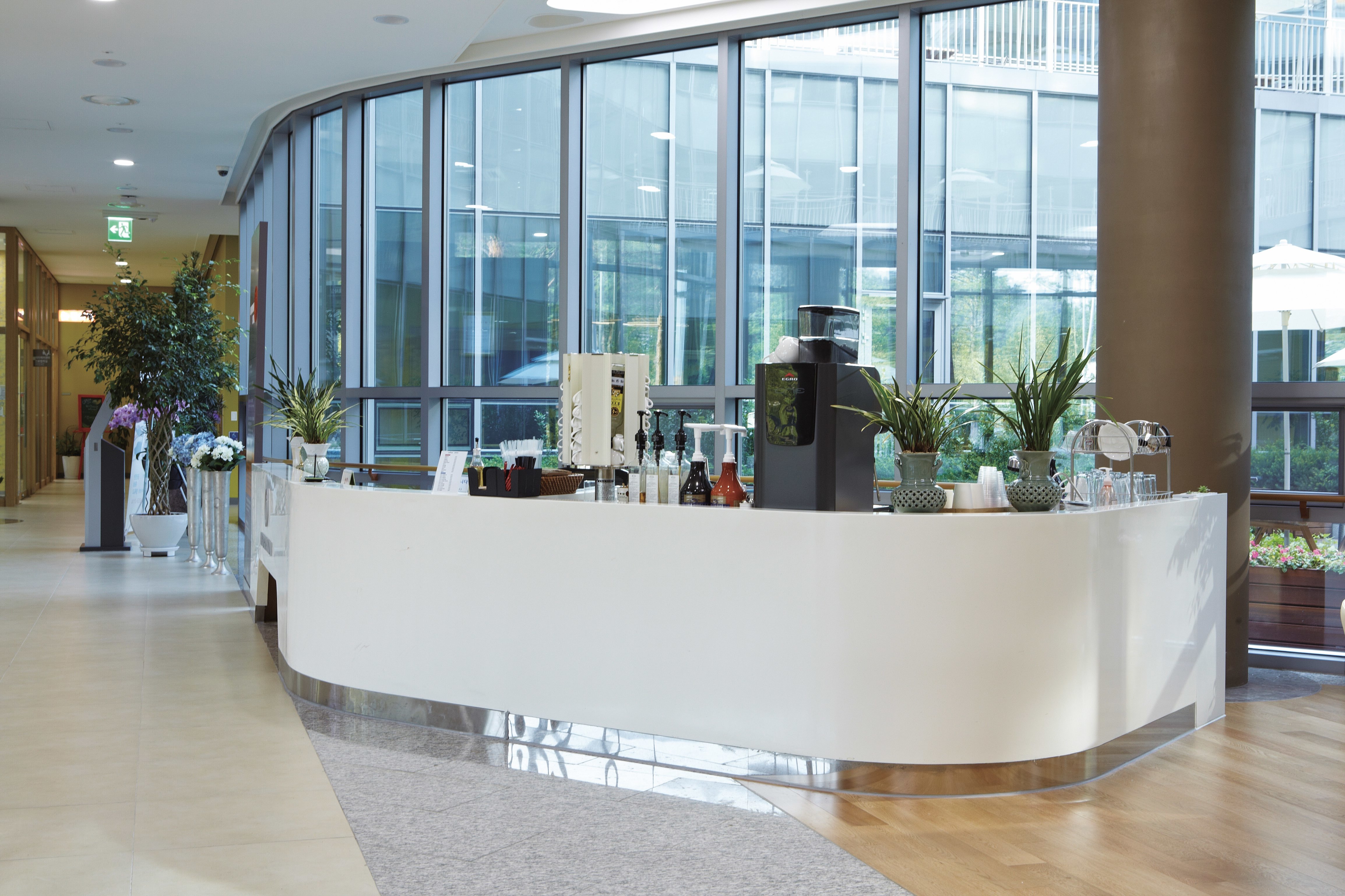 Hanex Surfaces Solid Hallway Cafeteria Counter | Hyundai L&C USA