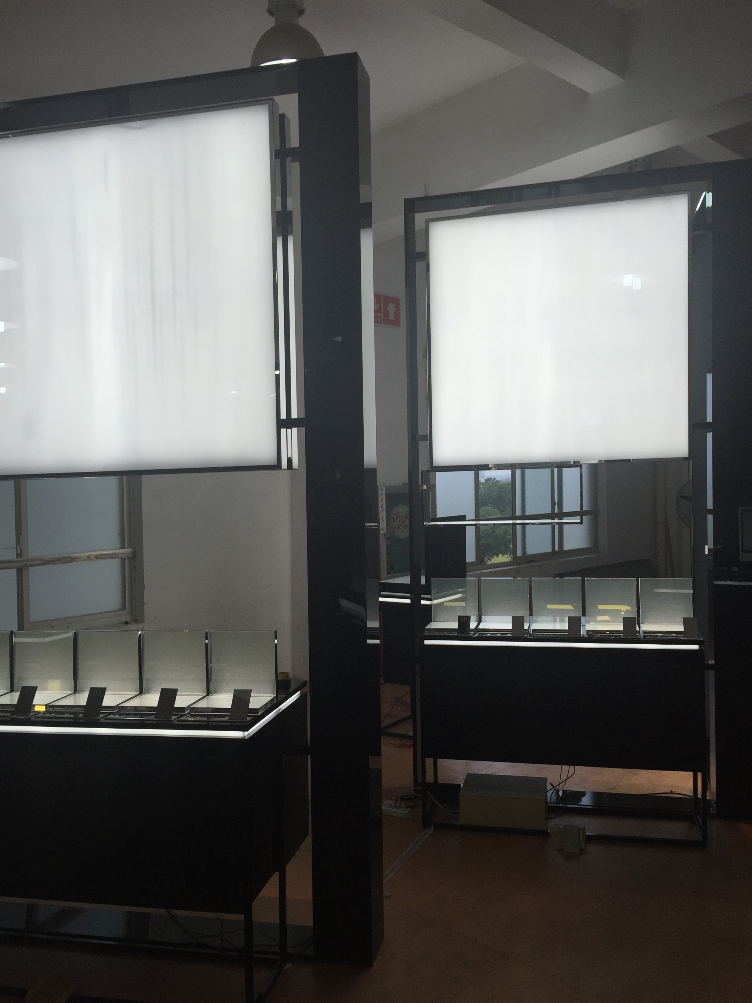 LEDCONN Luxury Cosmetics Store Design LED Light Display Fixtures | LEDCONN