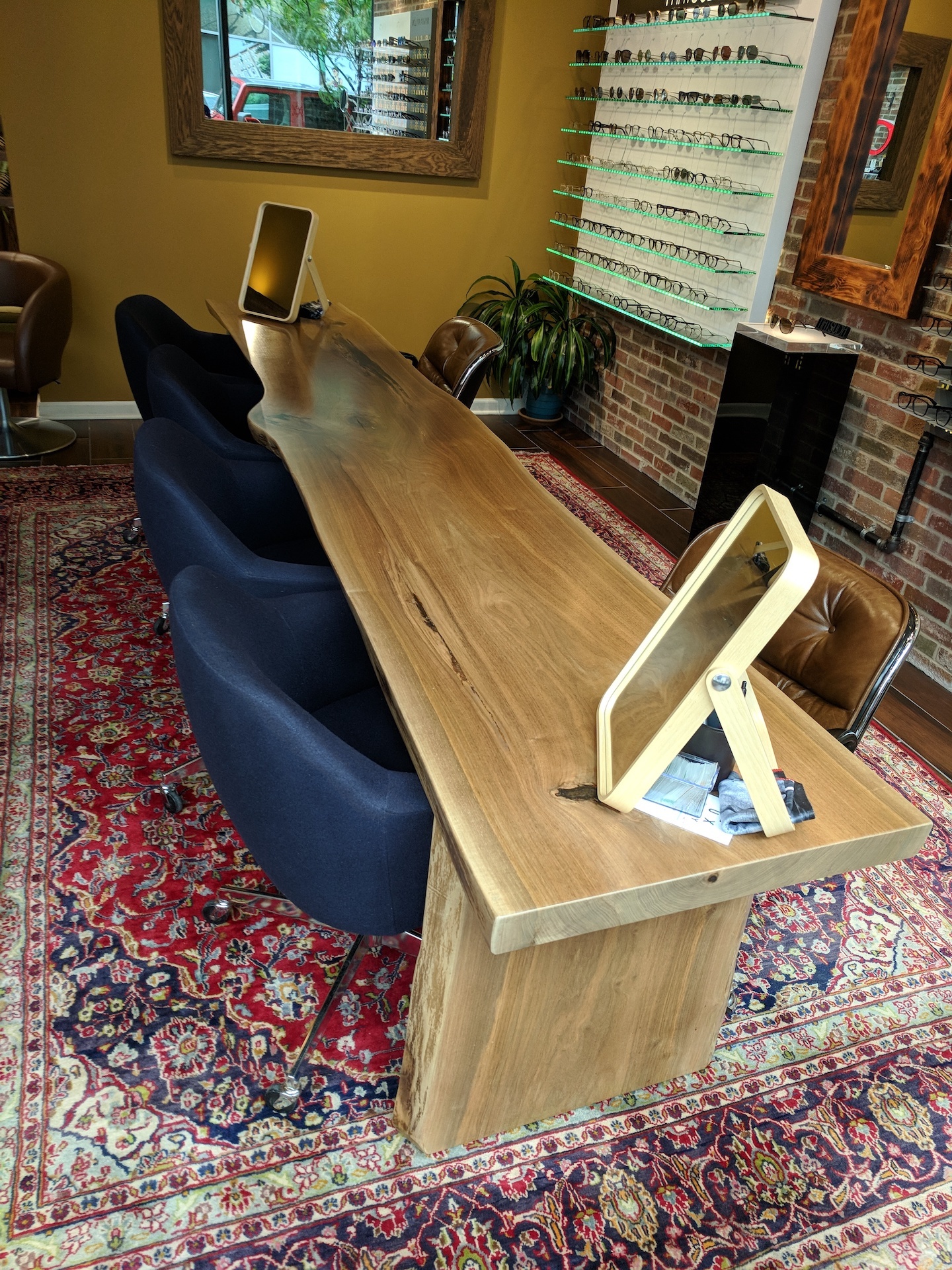 Luxury Eye | i2i Design