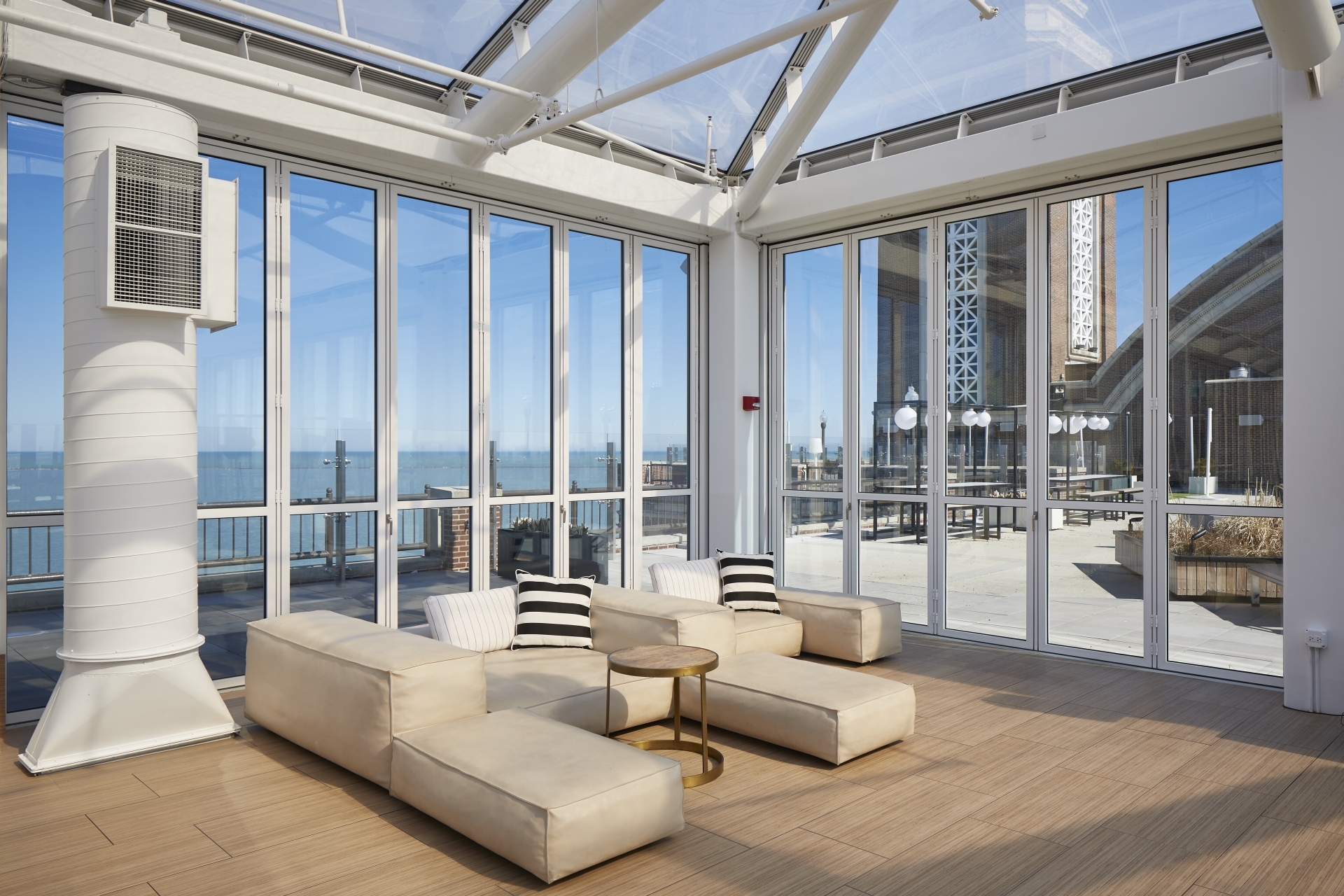 Offshore Navy Pier Rooftop Deck | NanaWall