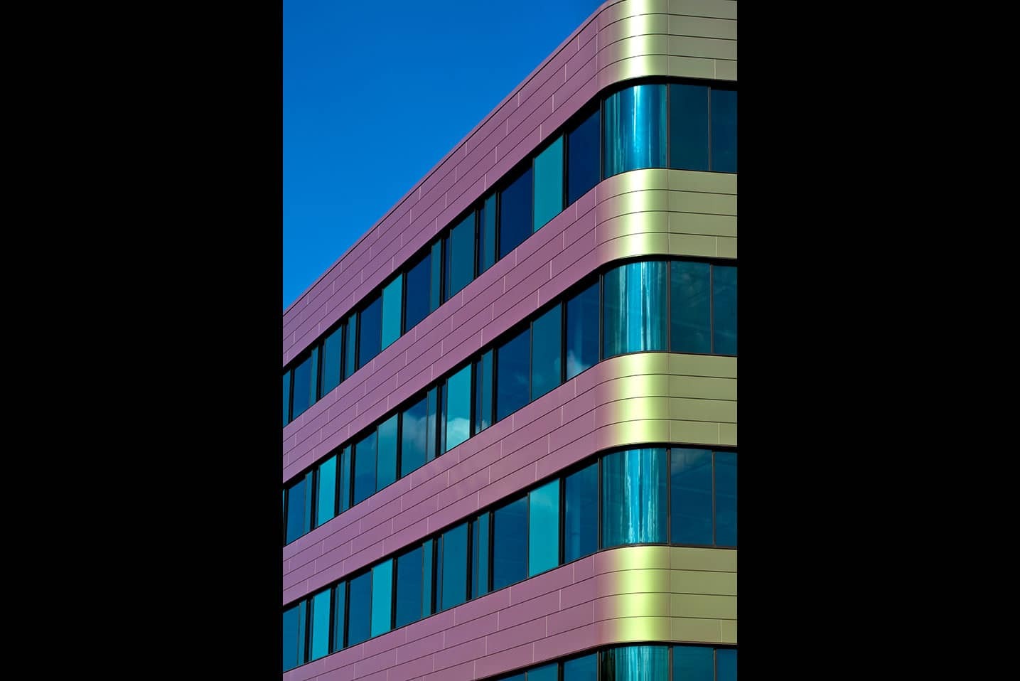 Pearlescent Aluminum Panel Exterior Office Building Dri-Design | Dri-Design