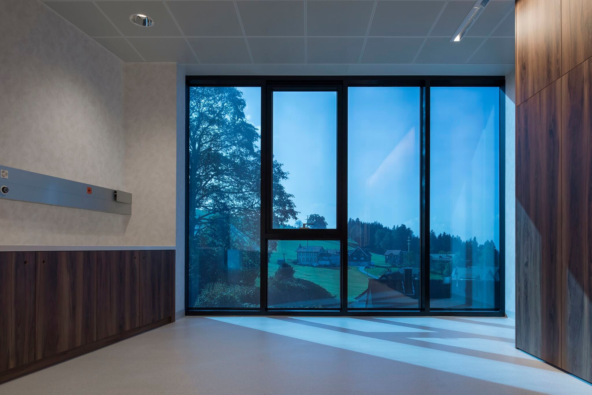 SageGlass Bellavista Eye Clinic Hallway Tintable Window Design Dark ...