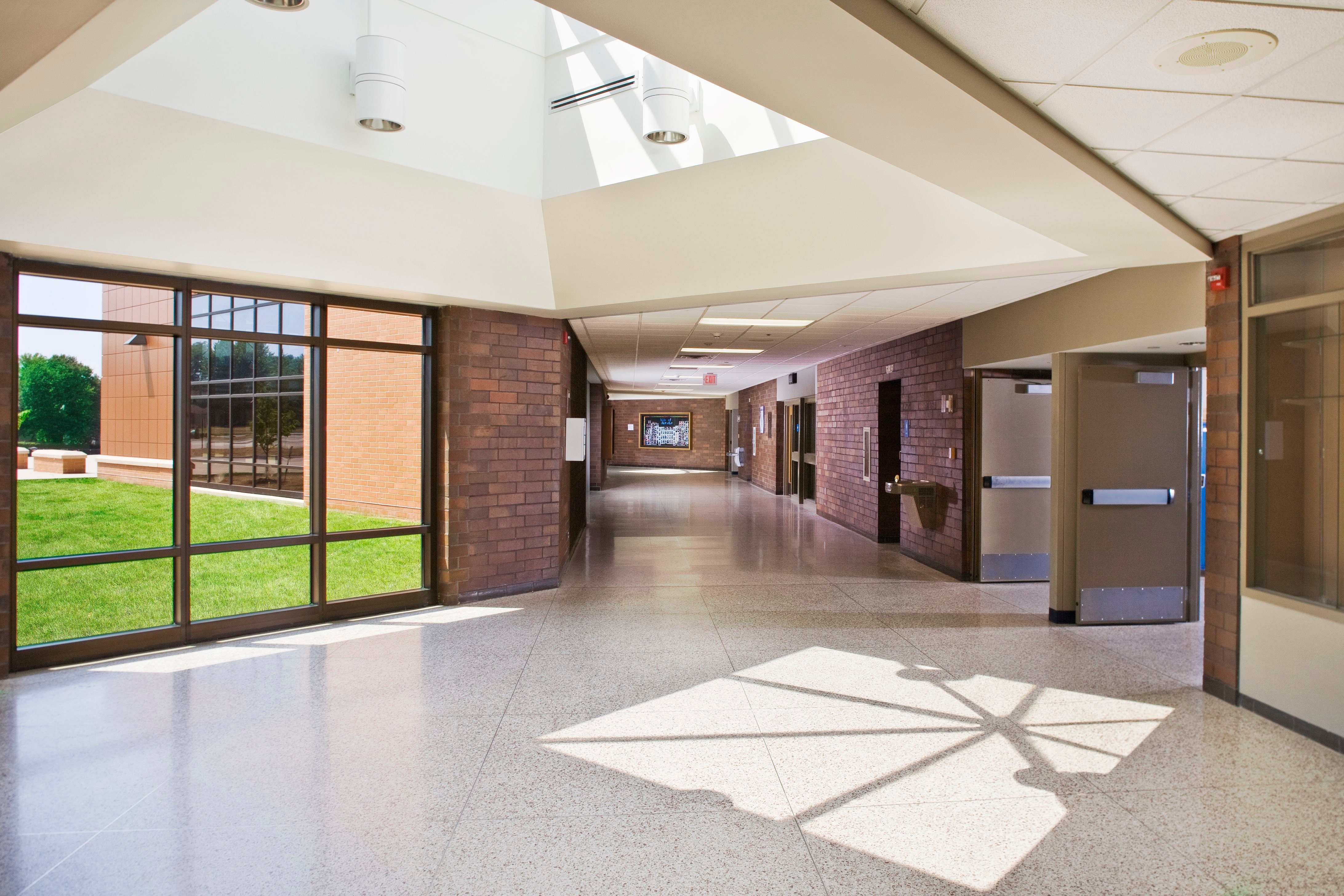 Stahl Construction Education Design Urbandale Middle School Hallway | Stahl
