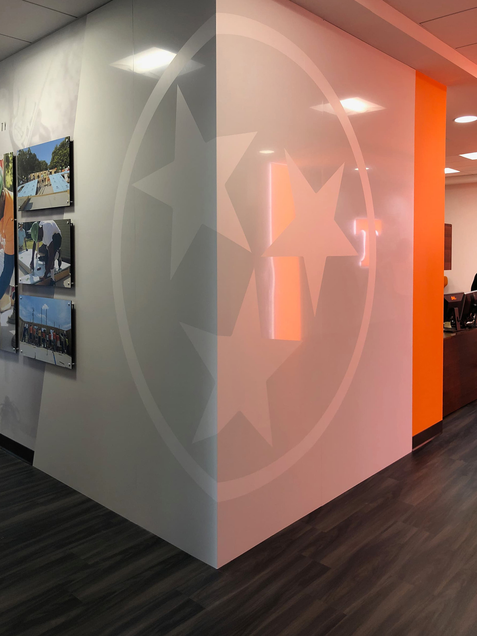 Uniform Linear University of Tennessee Locker Room Wall Design ...